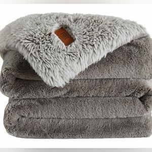 Frye | Bedding | Frye Arctic Luxe Faux Fur Throw Blanket In Gray Dark ...